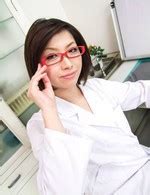 この動画の画像を見る赤いメガネの女医夏樹カオルさんが患者を性治療ご奉仕フェラから生ハメ騎乗位で激しく腰をグラインドさせてイキまくる
