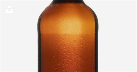 물방울이 있는 갈색 유리병 사진 Unsplash의 무료 맥주 이미지