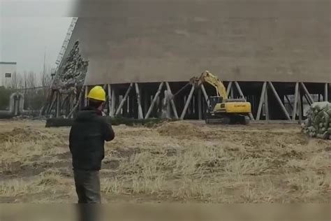 挖掘机师傅拆迁这样的技术真不一般啊都是用生命在挣钱