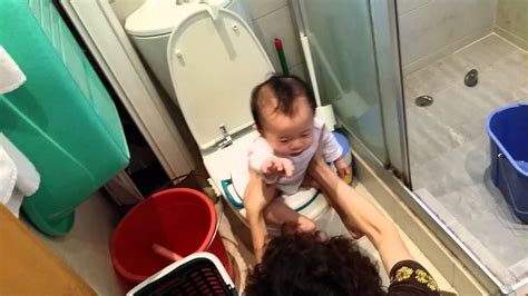 第一次嘗試自己坐便便 Youtube