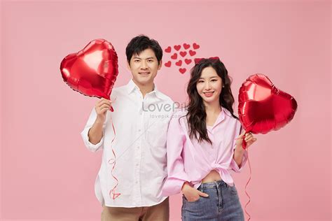 발렌타인 데이에 사랑의 풍선을 들고 있는 젊은 부부 사진 무료 다운로드 Lovepik