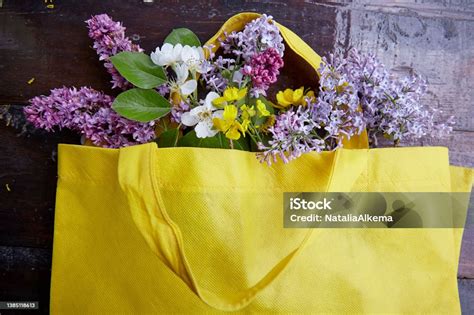 봄 백합의 꽃다발 살구 꽃 노란색 가방에 꽃 지속 가능한 코티지 코어 자연 개념과 연결 0명에 대한 스톡 사진 및 기타 이미지 Istock