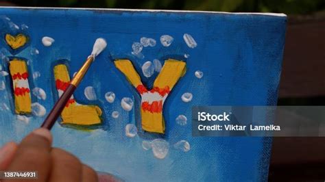 재능있는 아이의 손을 클로즈업하여 그림을 완성합니다 비문 가족 개발에 대한 스톡 사진 및 기타 이미지 개발 검은색 공예 Istock