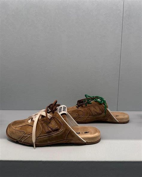 Kolaborasi Miu Miu Dan New Balance Hadirkan “miules” Perpaduan Unik