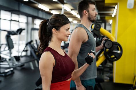 체육관에서 아령을 드는 피트 니스 커플 남자에 대한 스톡 사진 및 기타 이미지 남자 여자 체육관 Istock