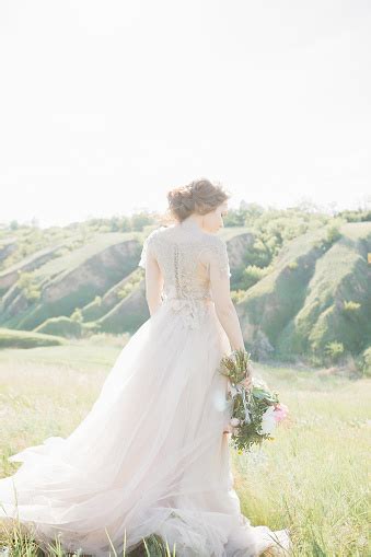 파인 아트 웨딩 사진입니다 아름 다운 신부 부케와 드레스 자연에서 기차와 함께 결혼식에 대한 스톡 사진 및 기타 이미지 결혼식 고풍스런 귀여운 Istock