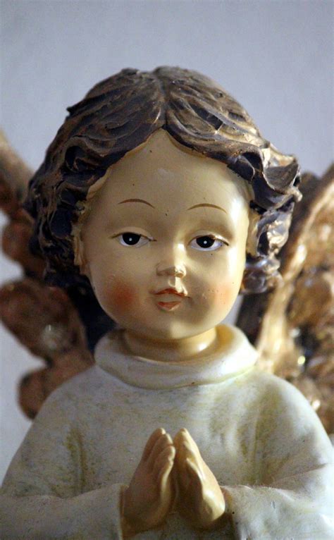 무료 이미지 기념물 동상 세라믹 장난감 빌다 데코 얼굴 조각 인형 미술 신앙 장식적인 머리 작은 입상 주제 기대 천사 그림 수호 천사