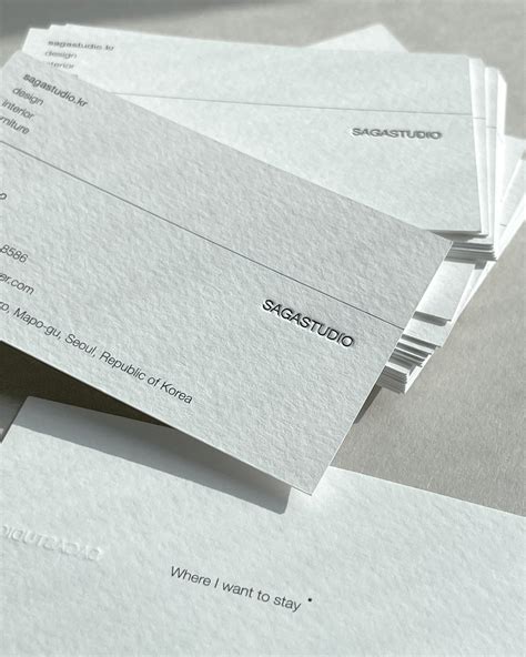 명함 택 스티커 케이크픽 새벽9시 컬러지는 종이가 생산될 때 종이가 염색되어 나오기 때문이 앞 뒤 옆까지 모두 동일한 컬러로 사용할 수 있습니다