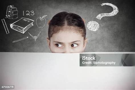 어린 소녀 의심 무서 워 신중 호기심 빈 흰색 종이 뒤에 숨어 결정에 대한 스톡 사진 및 기타 이미지 결정 유머 걱정하는 Istock