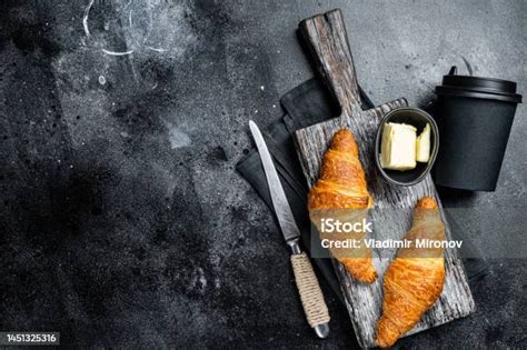 버터와 커피 한 잔을 곁들인 신선하고 맛있는 크로와상 검은 배경입니다 평면도 복사 공간 갈색에 대한 스톡 사진 및 기타 이미지 Istock