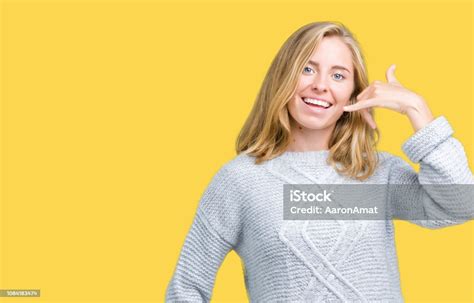 미소 하 고 격리 된 배경 위에 겨울 스웨터를 입고 아름 다운 젊은 여 자가 손을와 같은 전화에 손가락 제스처를 전화 통신 개념 개념에 대한 스톡 사진 및 기타 이미지