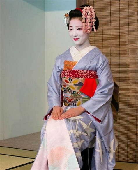 Pin By とめきち On 祇園甲部 Geisha Kimono Japan Japanese Geisha