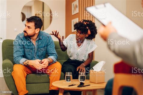 심리학자 사무실에서 치료 세션에 있는 다양한 커플 20 24세에 대한 스톡 사진 및 기타 이미지 20 24세 30 34세 50 54세 Istock