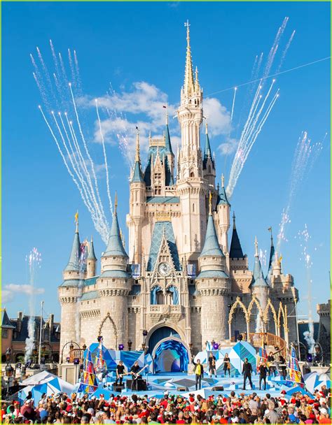 Disney S Christmas Day Parade Perfomers Lineup Photo Disney Photos Just
