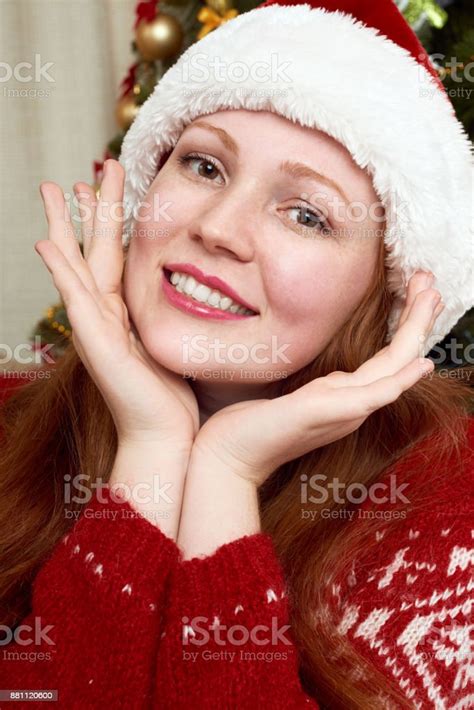 크리스마스 장식에서 아름 다운 소녀입니다 홈 인테리어 전나무 나무 및 선물입니다 새 해 이브와 겨울 휴가 개념 12월 31일에 대한 스톡 사진 및 기타 이미지 Istock