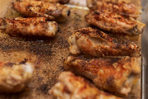 나무 부엌 테이블에 유리 캐서롤 접시에 구운 매운 닭 날개를 먹을 준비 고기에 대한 스톡 사진 및 기타 이미지 고기 구이 굽기 Istock