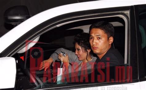 Сүндэрээ найз залуутайгаа анх удаа папарацийн дуранд