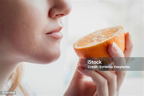 냄새 개념의 손실 백인 젊은 여성의 초상화를 닫고 창문 근처에 서서 오렌지색을 냄새 맡는다 30 34세에 대한 스톡 사진 및 기타 이미지 Istock