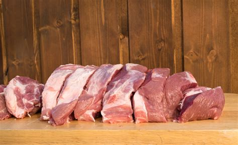 나무 배경에 돼지고기의 원시 가능 조각입니다 신선한 뼈 없는 돼지고기 목 부분 또는 칼라의 조각 나무 배경에 빨간 생고기의 큰 조각 건강한 식생활에 대한 스톡 사진 및 기타