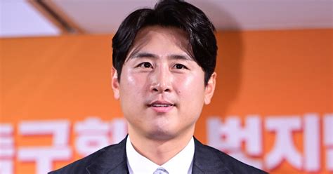 구자철 은퇴 선물로 받은 축구화[포토엔hd]