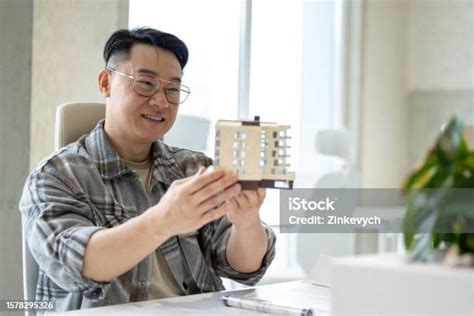 창조 연구실의 조명 사무실에서 3d 프린터로 인쇄된 집 모형을 가진 남자 35 39세에 대한 스톡 사진 및 기타 이미지 35 39세 Stem 주제 개발 Istock