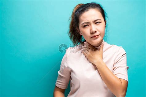 感觉喉咙痛的女人高清图片下载 正版图片504417262 摄图网
