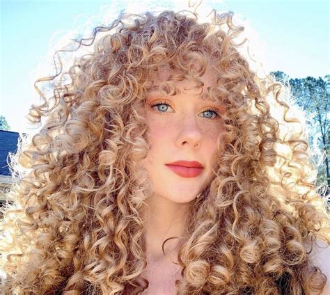 Autgramay On Insta Blonde Curly Hair Beautiful Curly Hair Curly Hair Styles