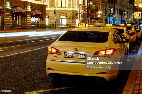 택시는 모스크바의 중심에있는 도시의 밤 거리에 서있다 자동차와 크렘린 근처 저녁 거리 모스크바 러시아 12122019 Hyundai에 대한 스톡 사진 및 기타 이미지