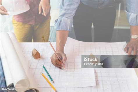 건축가 또는 엔지니어 회의 사무실에서 청사진 작업 건설 개념 크레인 및 건설 중인 건물과 이중 노출 개념에 대한 스톡 사진 및 기타 이미지 Istock