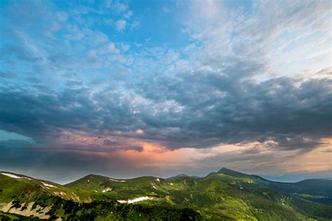넓은 파노라마 아침 녹색 선 밸리 숲과 패치 흐린 바람 하늘 아래 눈 먼 안개 낀 산 언덕에 의해 조명 자연 관광 및 여행 개념의 아름다움입니다 0명에 대한 스톡 사진 및