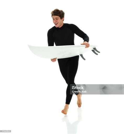 2029세 성인 잘생긴 남성 젊은 남성 도보 달리기 운동 서 있는 흰색 배경 앞에서 잠수복 수영복 축하의 1남자 전체 길이 사이드 뷰 프로필 보기 20 24세에 대한 스톡