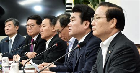 머니s포토 최고위 회의 주재하는 원유철 대표