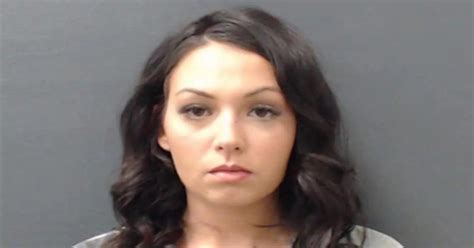 महिला शिक्षिकेने सर्व मर्यादा ओलांडल्या शाळेच्या मैदानातच विद्यार्थ्यासोबत केला सेक्स Marathi