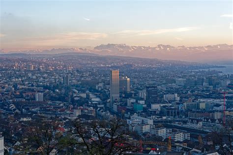 화창한 가을 저녁에 Limmat 강과 스위스 알프스를 배경으로 취리히 시의 공중 전망 0명에 대한 스톡 사진 및 기타 이미지 0명 가을 가을 단풍 Istock