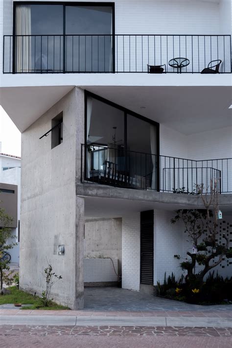 Concrete House By Gestalt Associates Take Cues From Colonial Architecture