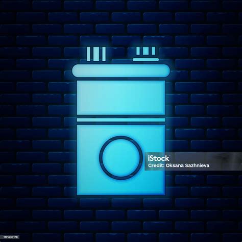 빛나는 네온 자동차 배터리 아이콘 벽돌 벽 배경에 격리 축압기 배터리 에너지 전력 및 전기 축압기 배터리 벡터 일러스트레이션 교통수단에 대한 스톡 벡터 아트 및 기타 이미지