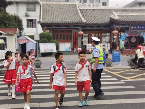 荔波交警“护学岗”准时上线 并附送交通安全知识宝典工作警力校园