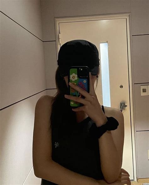 Itzy Pics On Twitter Itzy Instagram Update Mirror Selfie