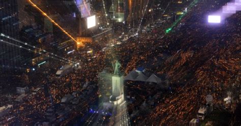 큰칼 옆에차고 촛불물결 바라보다