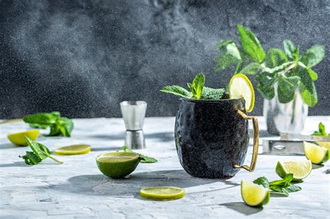 구리 머그잔에 라임 생강 맥주 보드카 및 민트와 함께 모스 카우 노새 알콜 칵테일 0명에 대한 스톡 사진 및 기타 이미지 0명 Moscow Mule Cocktail