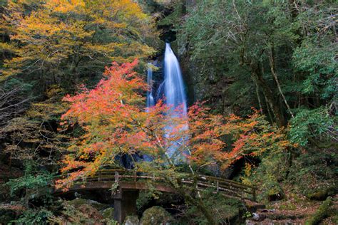 長沢の滝恋愛成就のハート型の滝紅葉が美しい名瀑