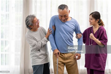 노인은 물리 치료사와 함께 걷는 치료 중 지팡이를 지원으로 사용합니다 3 명에 대한 스톡 사진 및 기타 이미지 3 명 30 34세 55 59세 Istock