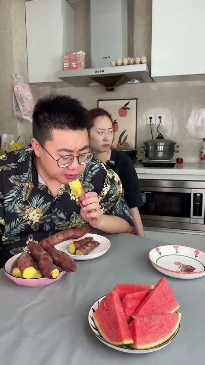 聪明妈妈早已看穿贪吃哥哥，提前藏好鸡腿，不让哥哥吃 Youtube