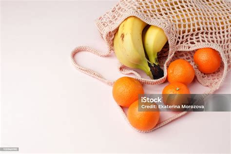 제로 폐기물 분홍색 배경에 과일이 나 채소를 운반 하기 위한 플라스틱 무료 재활용 섬유 생산 가방 재생 근접 촬영 최소한의 개념 0에 대한 스톡 사진 및 기타 이미지