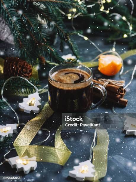 테이블 위에는 크리스마스 트리 나뭇가지와 따뜻한 니트웨어가 놓인 커피잔이 놓여 있다 귤 조각과 아름 다운 화환 감귤에 대한 스톡 사진 및 기타 이미지 Istock