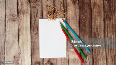 앨범 페이지 테이블에 그리기위한 세 연필 종이와 연필 빨간색 녹색 파란색 0명에 대한 스톡 사진 및 기타 이미지 0명 공란 교육 Istock