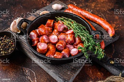 향기로운 허브와 향신료로 얇게 썬 뜨거운 훈제 소시지 어두운 배경 위쪽 보기 0명에 대한 스톡 사진 및 기타 이미지 0명 갈색 고기 Istock