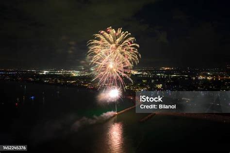 미국 독립 기념일 휴일에 해변 위의 화려한 조명으로 폭발하는 밝은 불꽃 놀이의 조감도 7월에 대한 스톡 사진 및 기타 이미지 7월 7월 4일 Performing