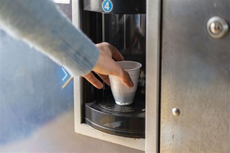 자판기에서 커피 컵을 손으로 가져 가기 사무실 또는 공공 장소의 자동 음료 디스펜서 자동판매기에 대한 스톡 사진 및 기타 이미지