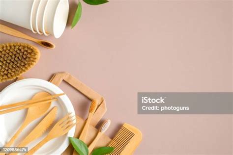 갈색 배경에 환경 친화적 인 칼 세트와 목욕 액세서리 플랫 레이 상단 보기 플라스틱 무료 제로 폐기물 개념 지속 가능한 라이프 스타일 0명에 대한 스톡 사진 및 기타 이미지